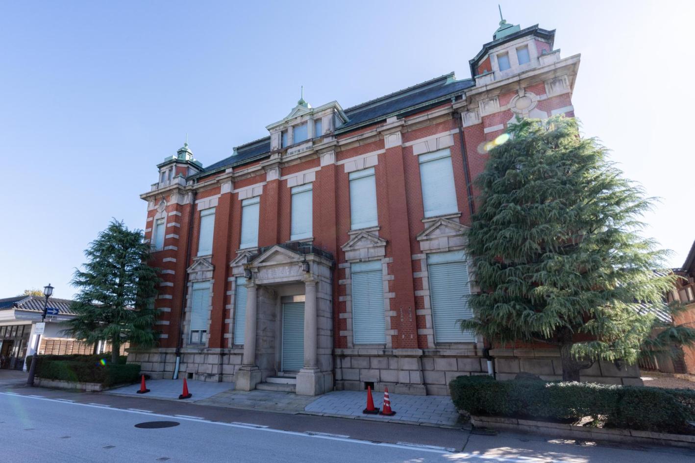 Enjoy a scenic stroll from Takaoka Station! Tour the historic city of ...