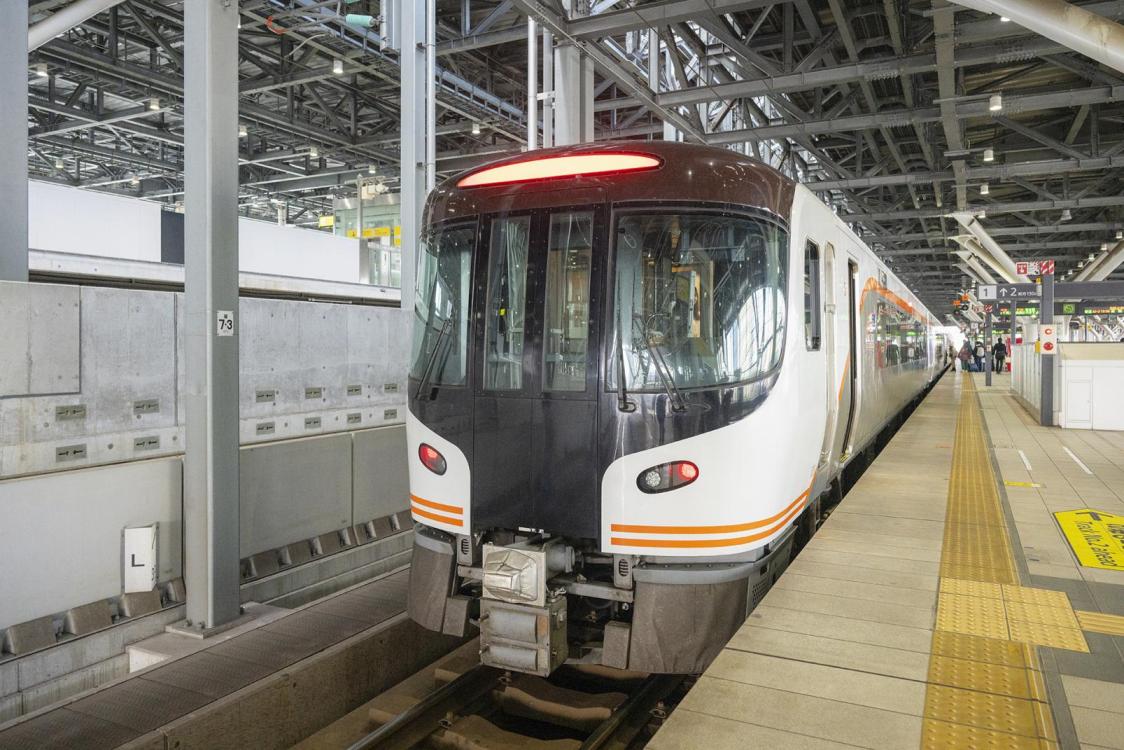 A Tour on the JR Takayama Line Limited Express "Hida": Comparing Local ...