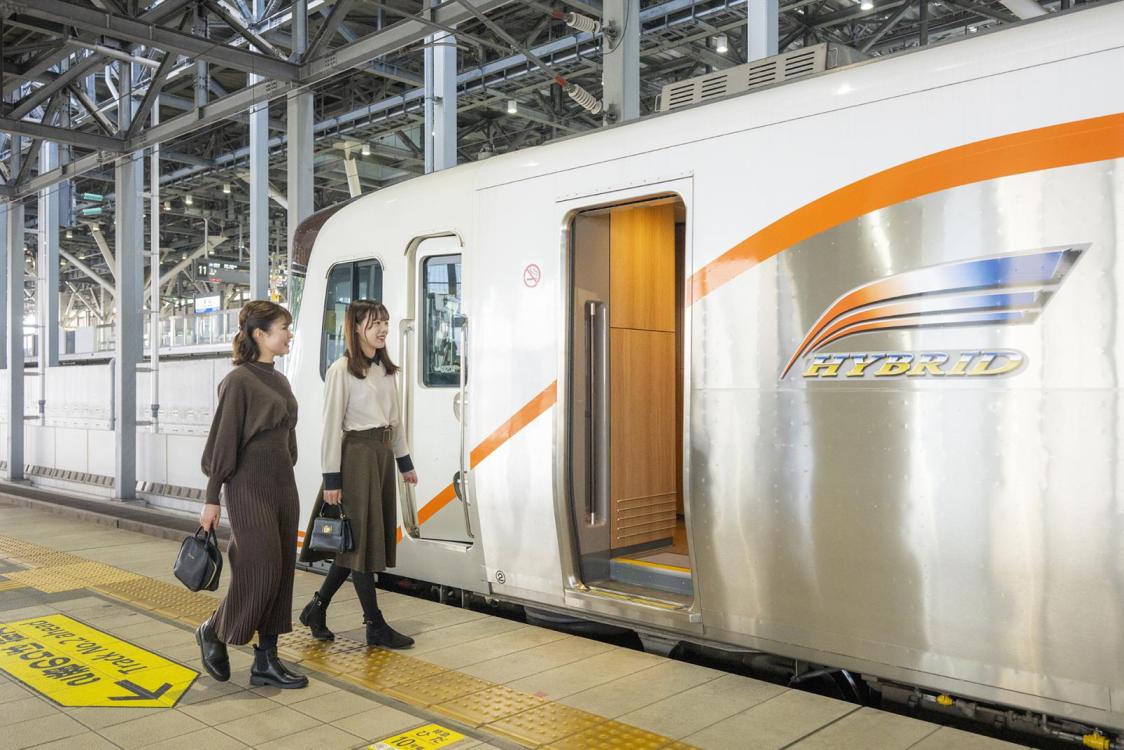 A Tour on the JR Takayama Line Limited Express "Hida": Comparing Local ...
