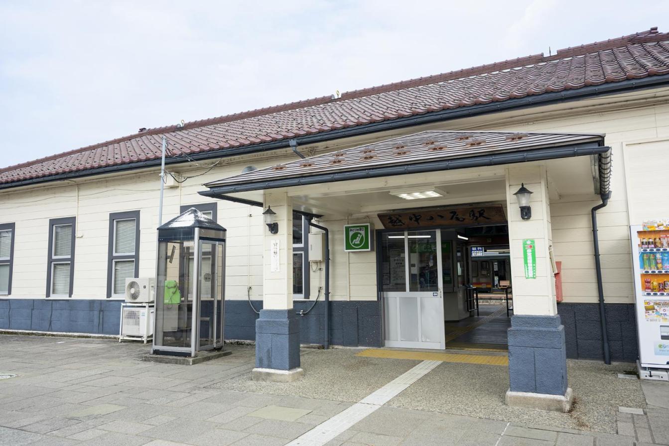 A Tour on the JR Takayama Line Limited Express "Hida": Comparing Local ...