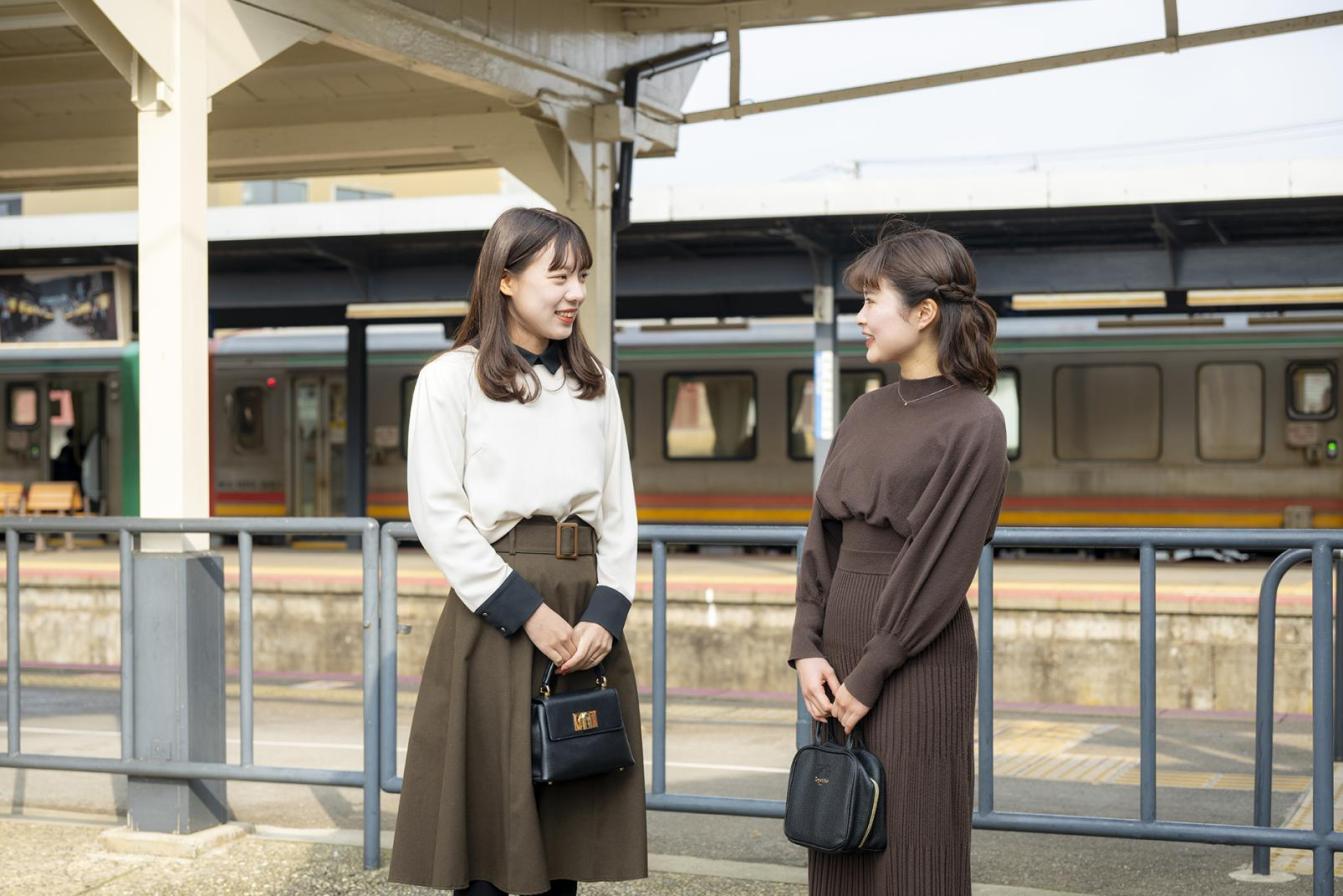 A Tour on the JR Takayama Line Limited Express "Hida": Comparing Local ...