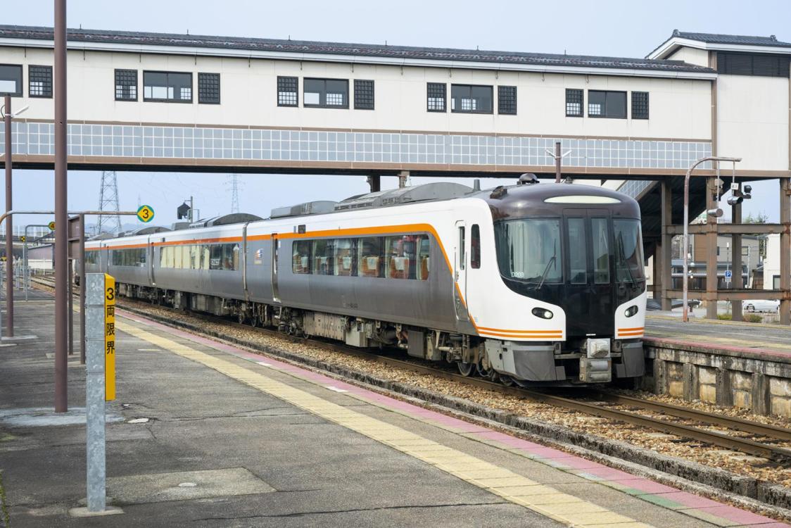 A Tour on the JR Takayama Line Limited Express "Hida": Comparing Local ...